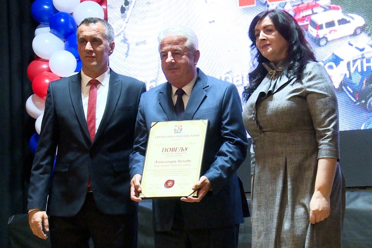 Vučić postao počasni građanin Knića