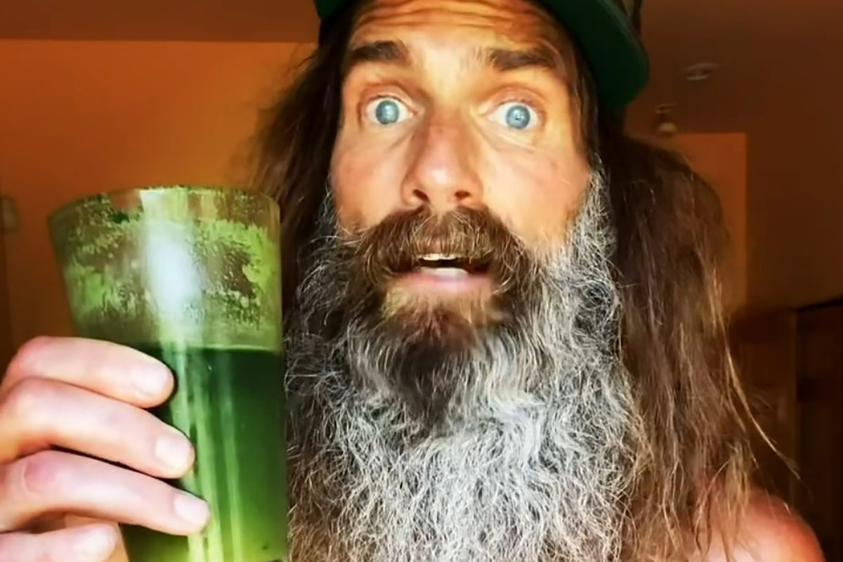 Bivši Versaće model pije svoj urin i nanosi ga na lice dva puta dnevno