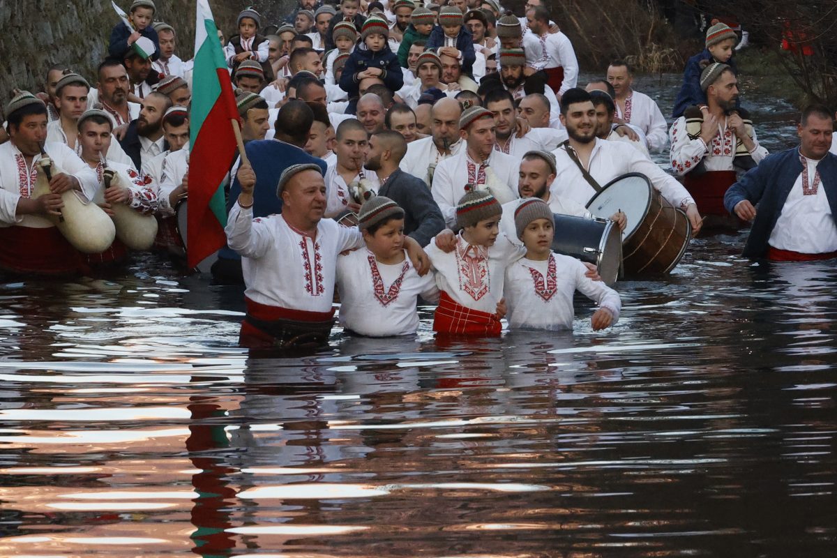 Nesvakidašnji prizor: Bugari u narodnoj nošnji u reci za Badnji dan VIDEO