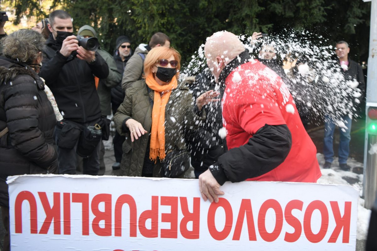Sima Spasić provocirao na šetnji za Olivera, pa dobio grudvu u glavu VIDEO