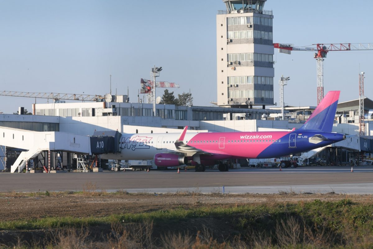 FOTO Nova.rs na aerodromu: Evakuisani putnici čekaju novi avion za Moskvu