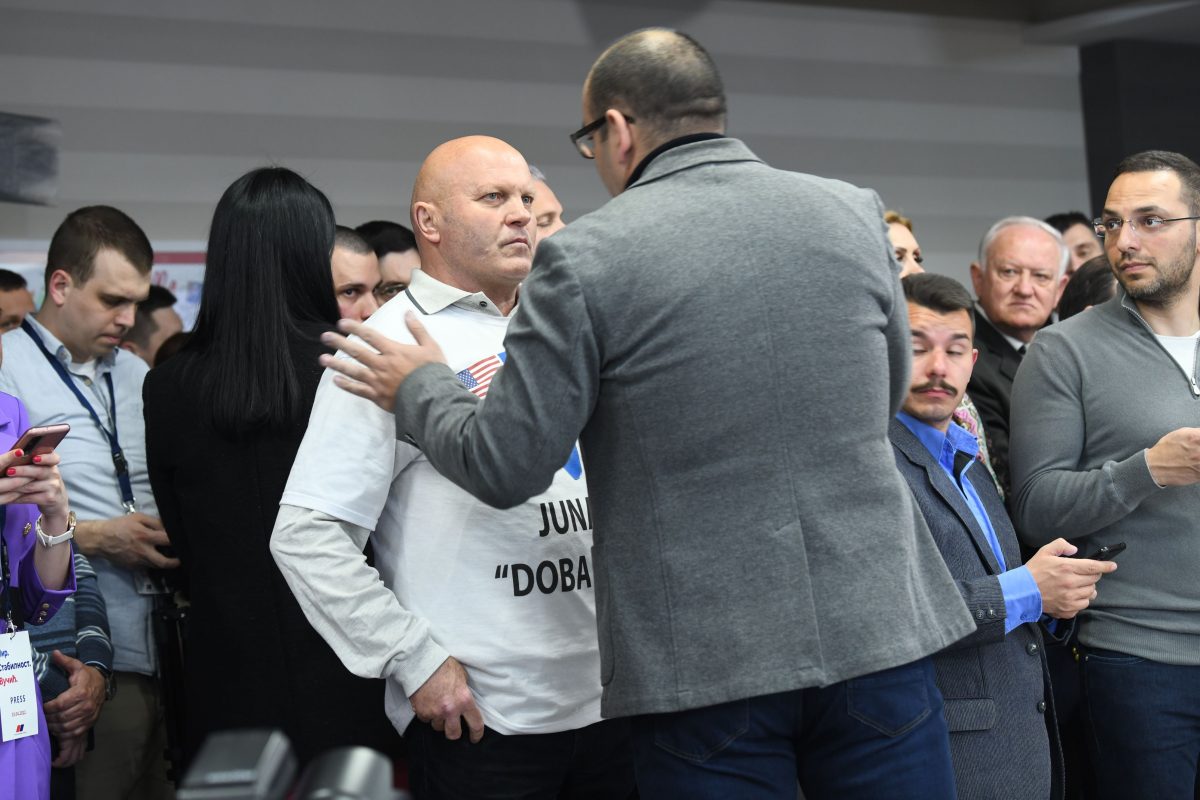 Simo Spasić divlja po izbornom štabu SNS, Đuka ga "vaspitava" VIDEO