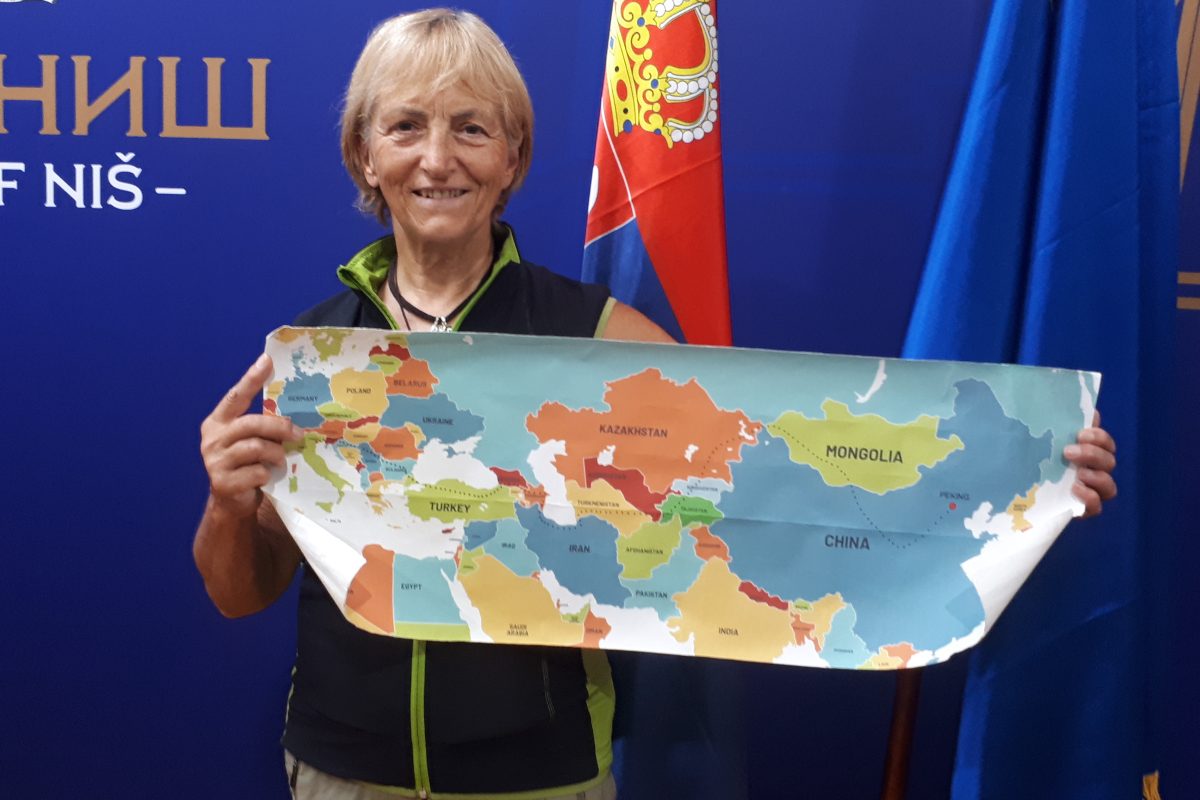 Italijanka (72) koja je iz Venecije krenula pešaka put Pekinga stigla u Niš