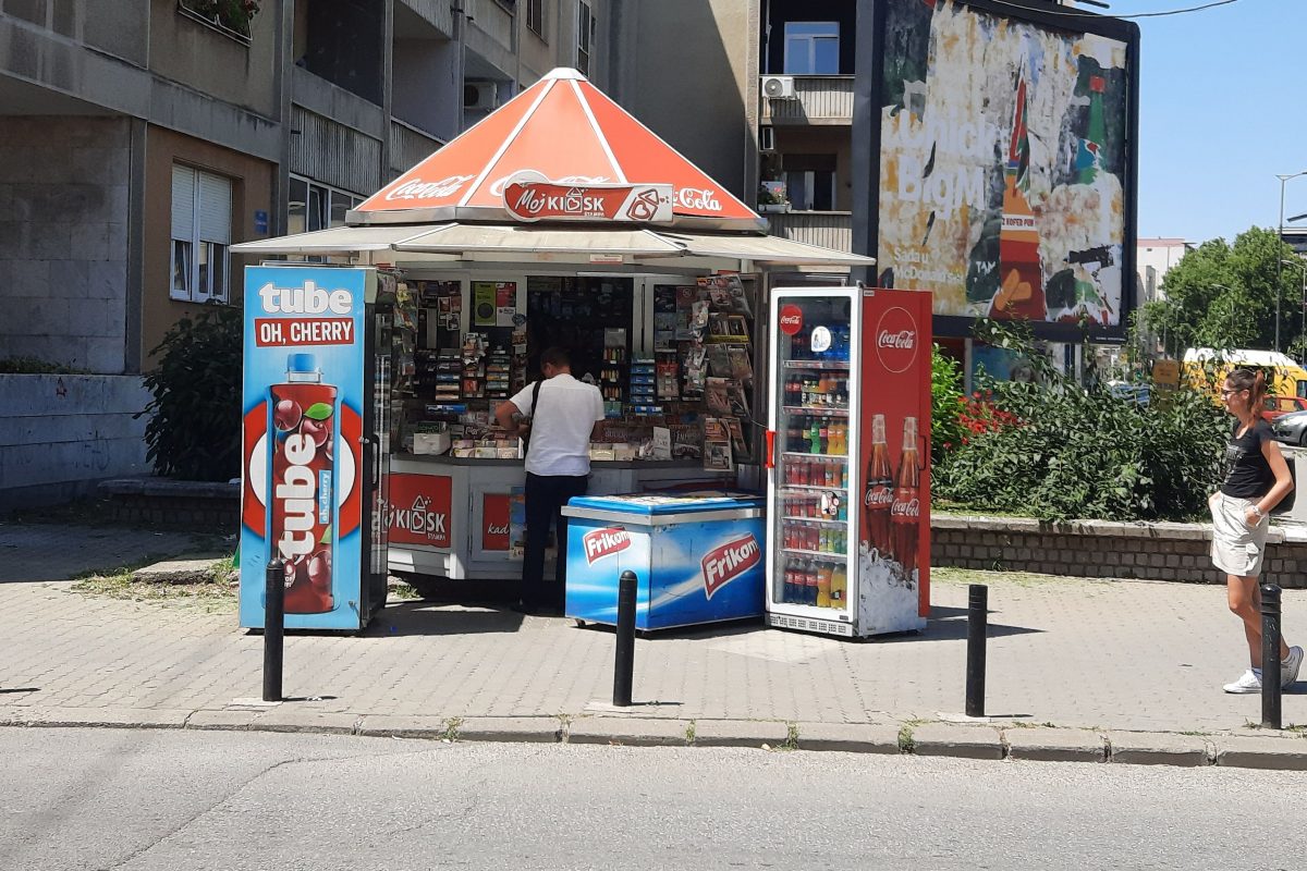 Trafike su užarene konzerve, a suncobran nije tu da štiti radnika već robu