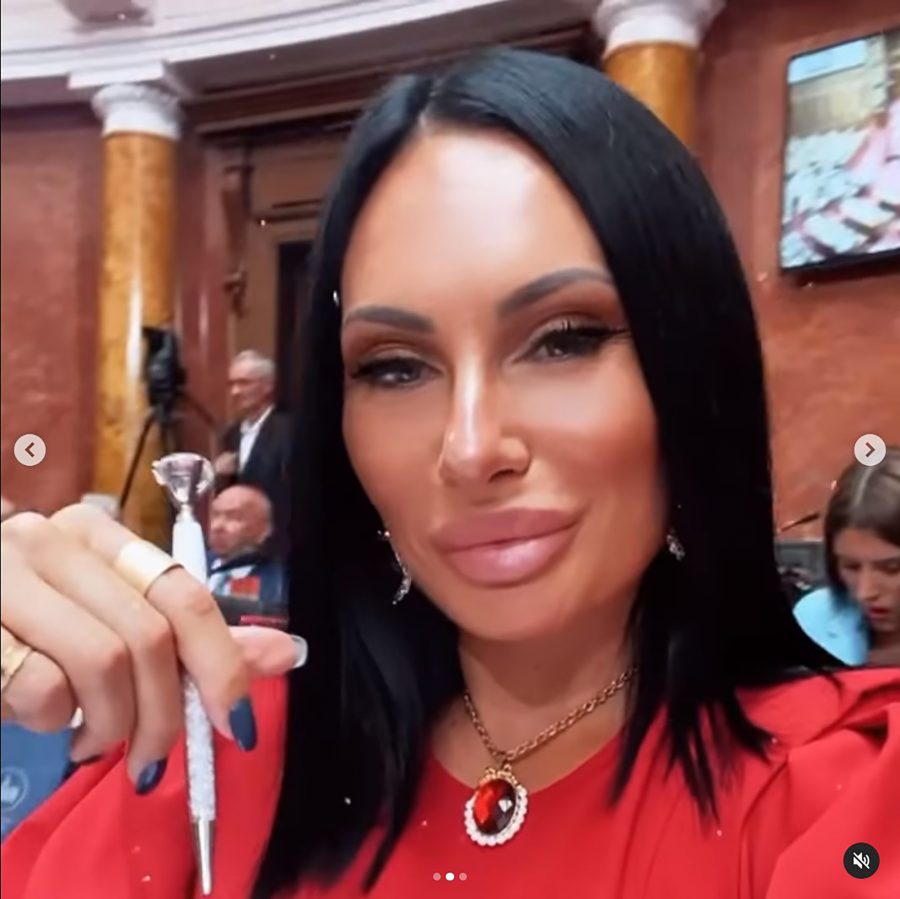 Staša iz SNS koja je snimala selfi u Skupštini slagala da je završila ...