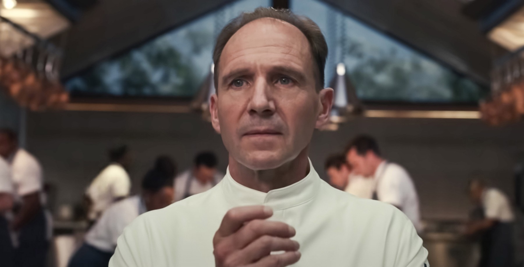 Zavirite u kuhinju u kojoj Rejf Fajns ima status boga: Novi trejler za ...