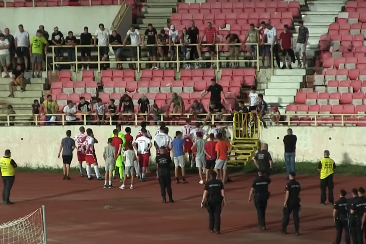 VIDEO Mučne scene u Nišu: Navijači postrojavali igrače ispred tribine