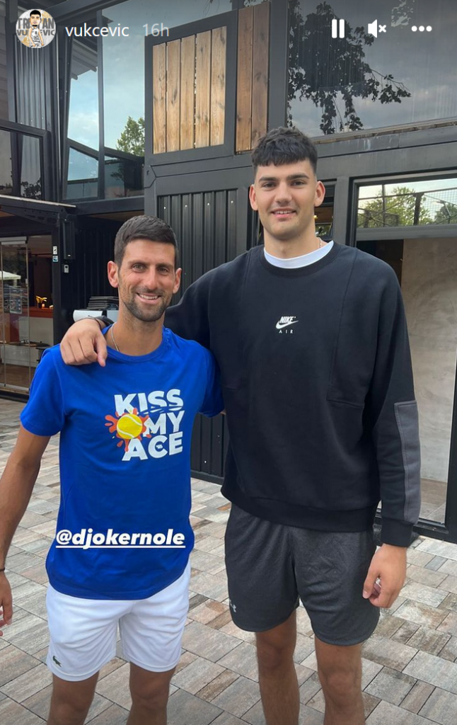 FOTO Novakova urnebesna majica nasmejala sve: Slikao se sa košarkašem ...