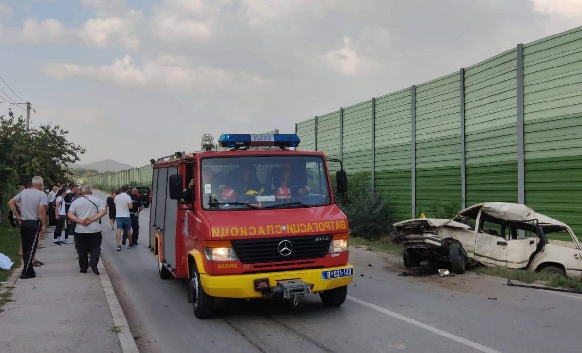 FOTO Smrskani automobil pored puta: Prve slike sa mesta nesreće kod Vranja