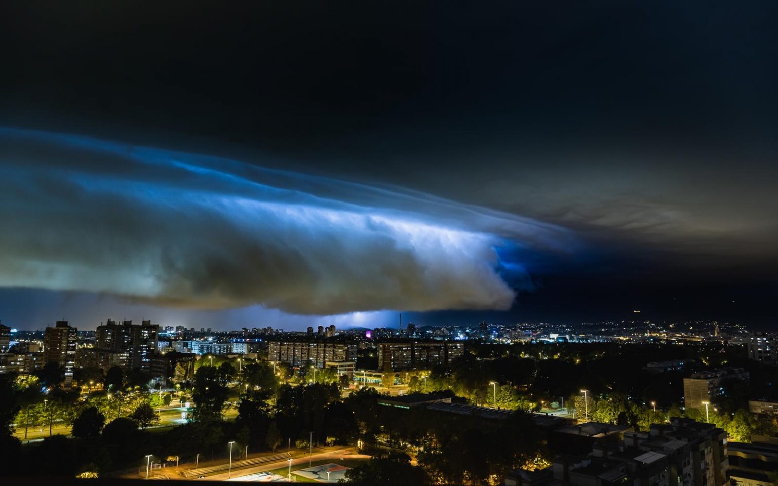 Jeziva fotka oblaka koji se nadvio nad Zagrebom