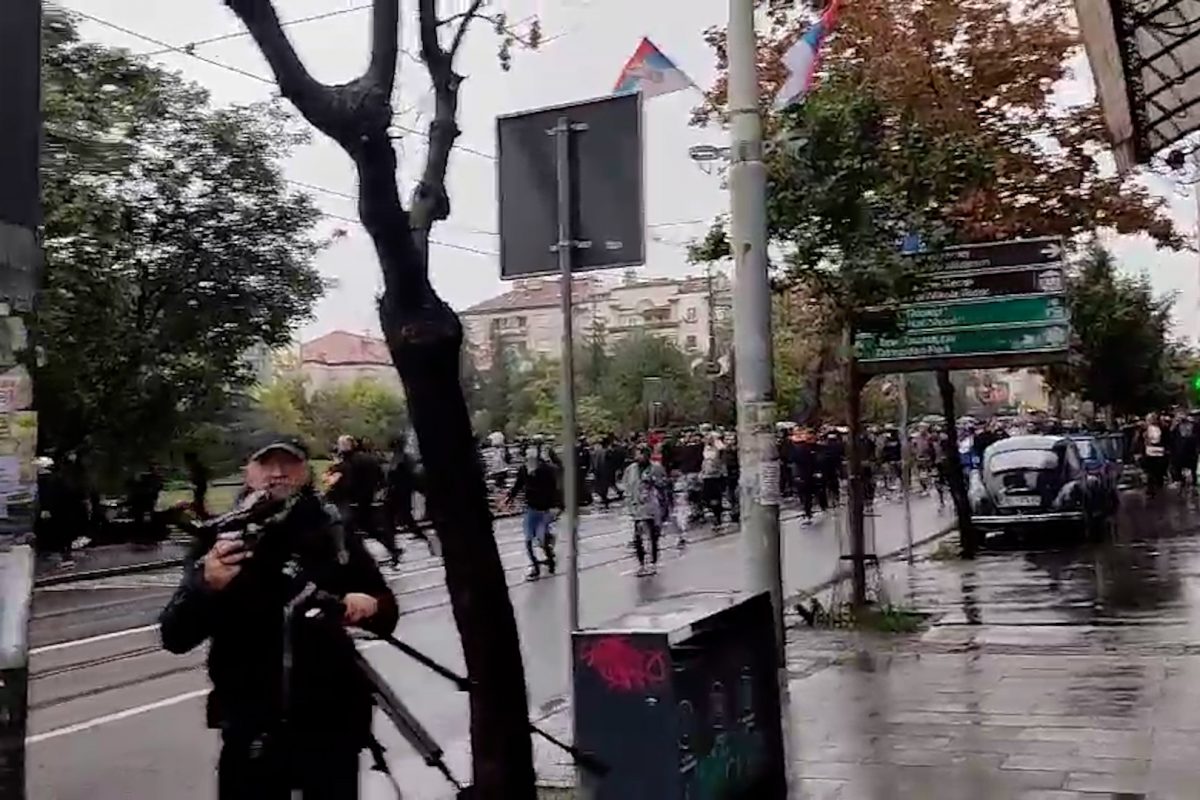 VIDEO Huligani sa bakljama krenuli niz Beogradsku: Čuju se topovski udari