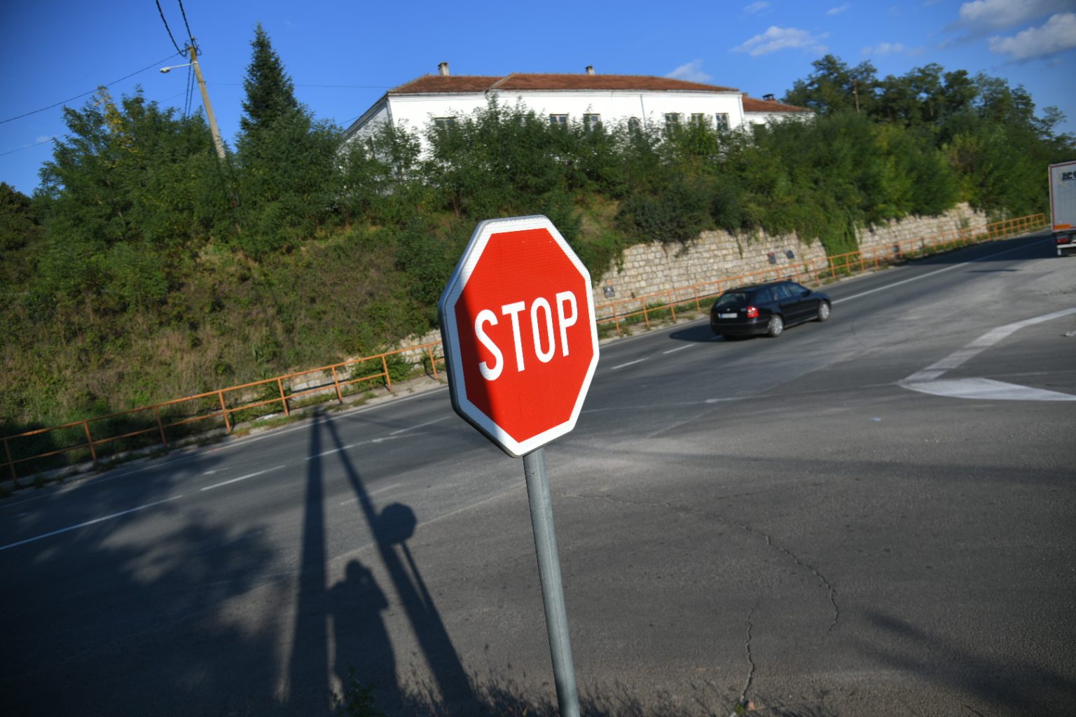 Provirio kroz prozor i glavom udario u saobraćajni znak, došla po tortu ...