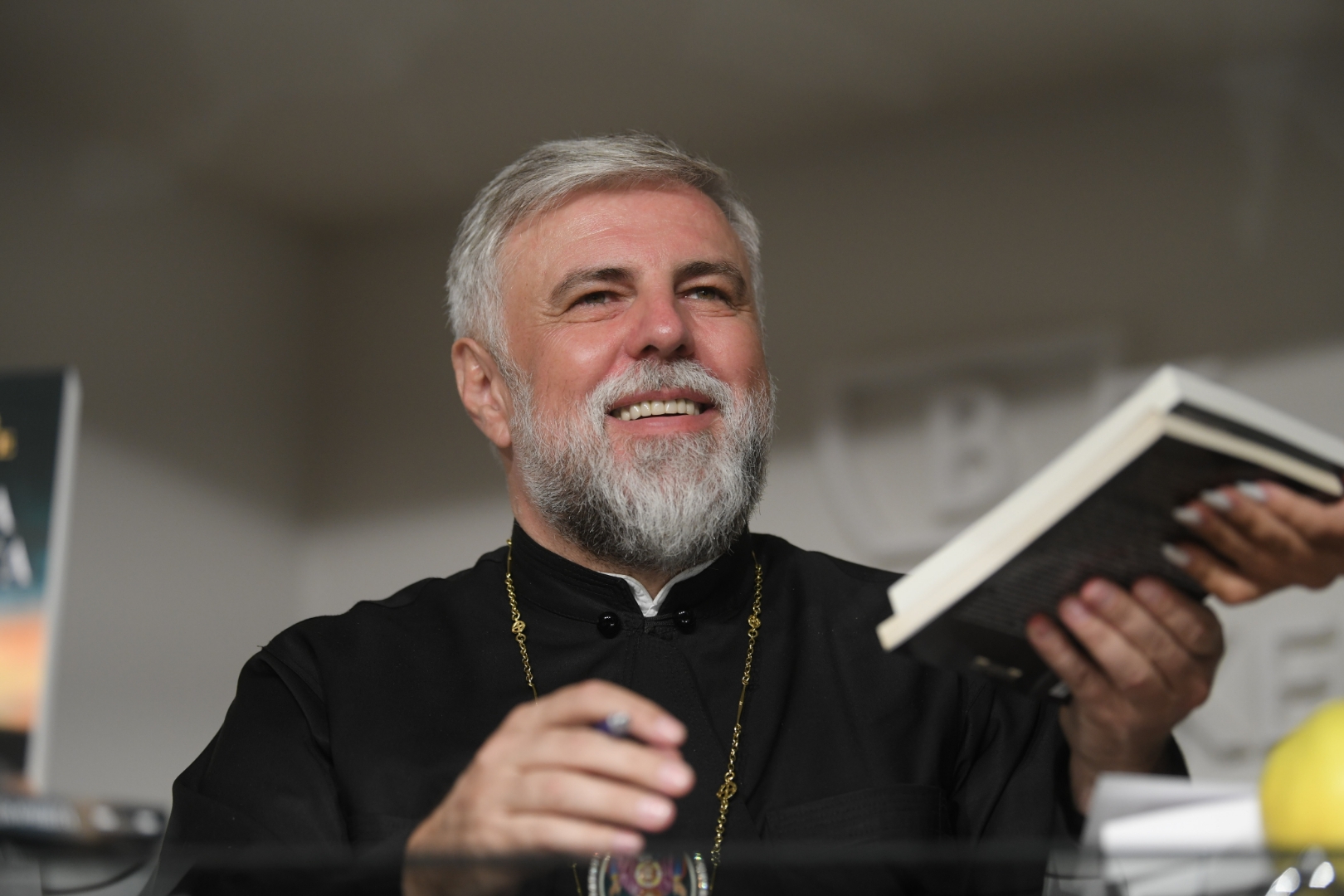Vladika Grigorije predstavlja knjigu "Stranac u šumi" u Trebinju