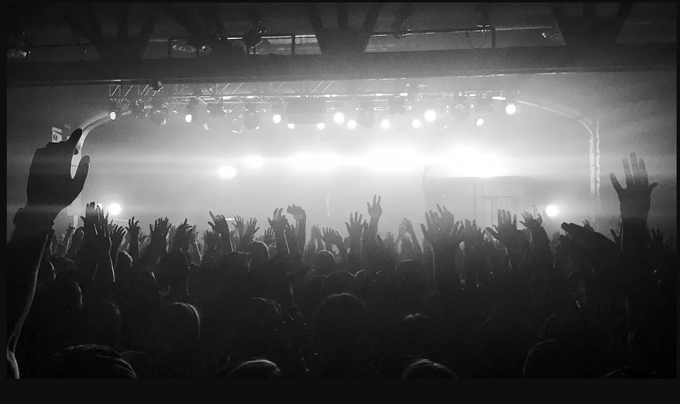 Poznati pevač preminuo tokom nastupa: Srušio se nasred bine, publika ...