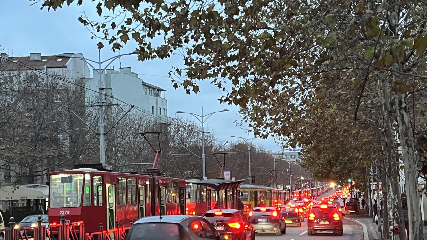 Bizarna scena ispred Doma omladine Beograda koju su prolaznici gledali bez daha