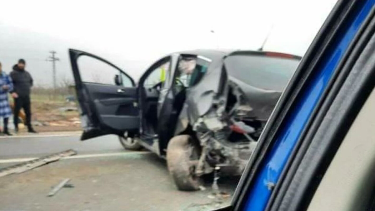 Udes na autoputu Novi Sad-Beograd: Automobil potpuno smrskan, kombi od siline udara sleteo s ...