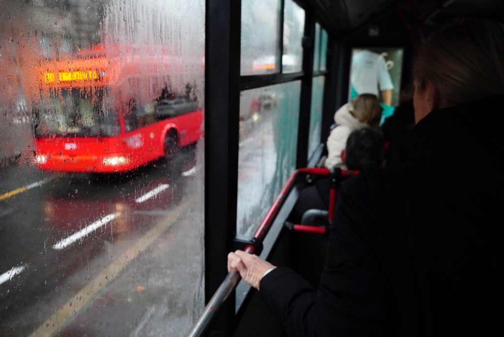 "Gde su maniri, gde su lepa vremena": Devojka napala deku u busu 601