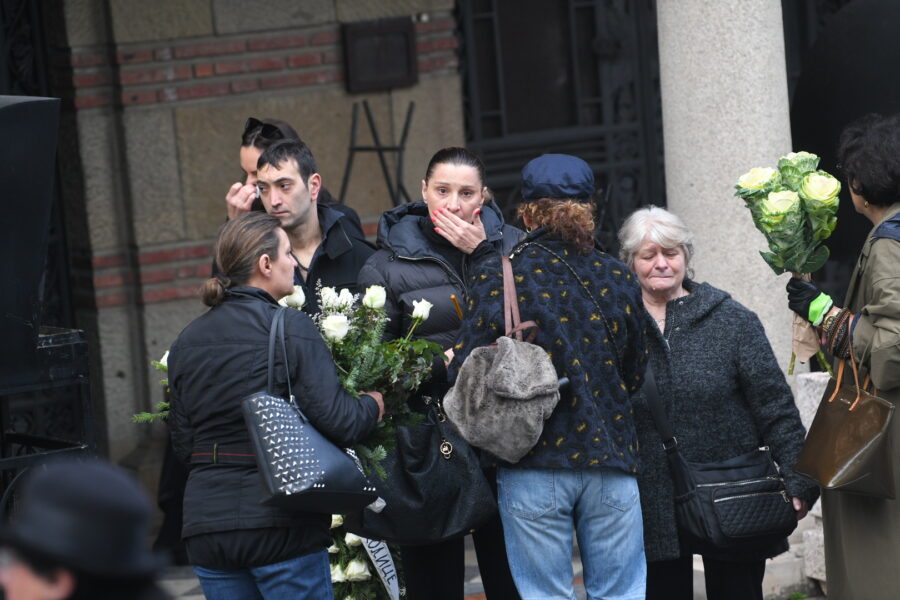 Mira Škorić trese se od plača, rukama drži usta da ne vrisne: Potresne scene na Laćinoj sahrani FOTO