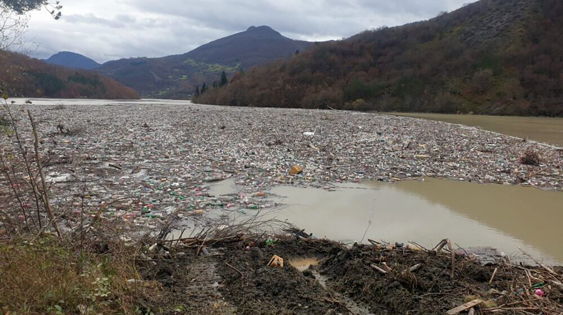 Tone otpada ponovo zatrpavaju Zapadni Balkan, rekama plutaju plastične ...