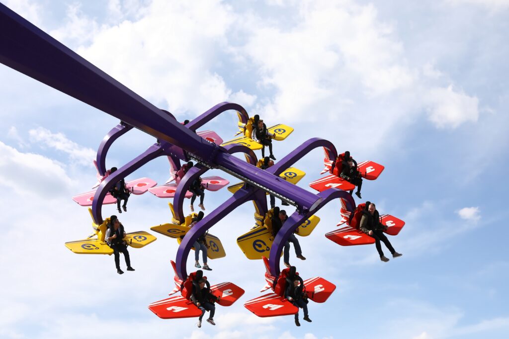 Prestravljeni posetioci zabavnog parka visili naglavačke na visini od ...