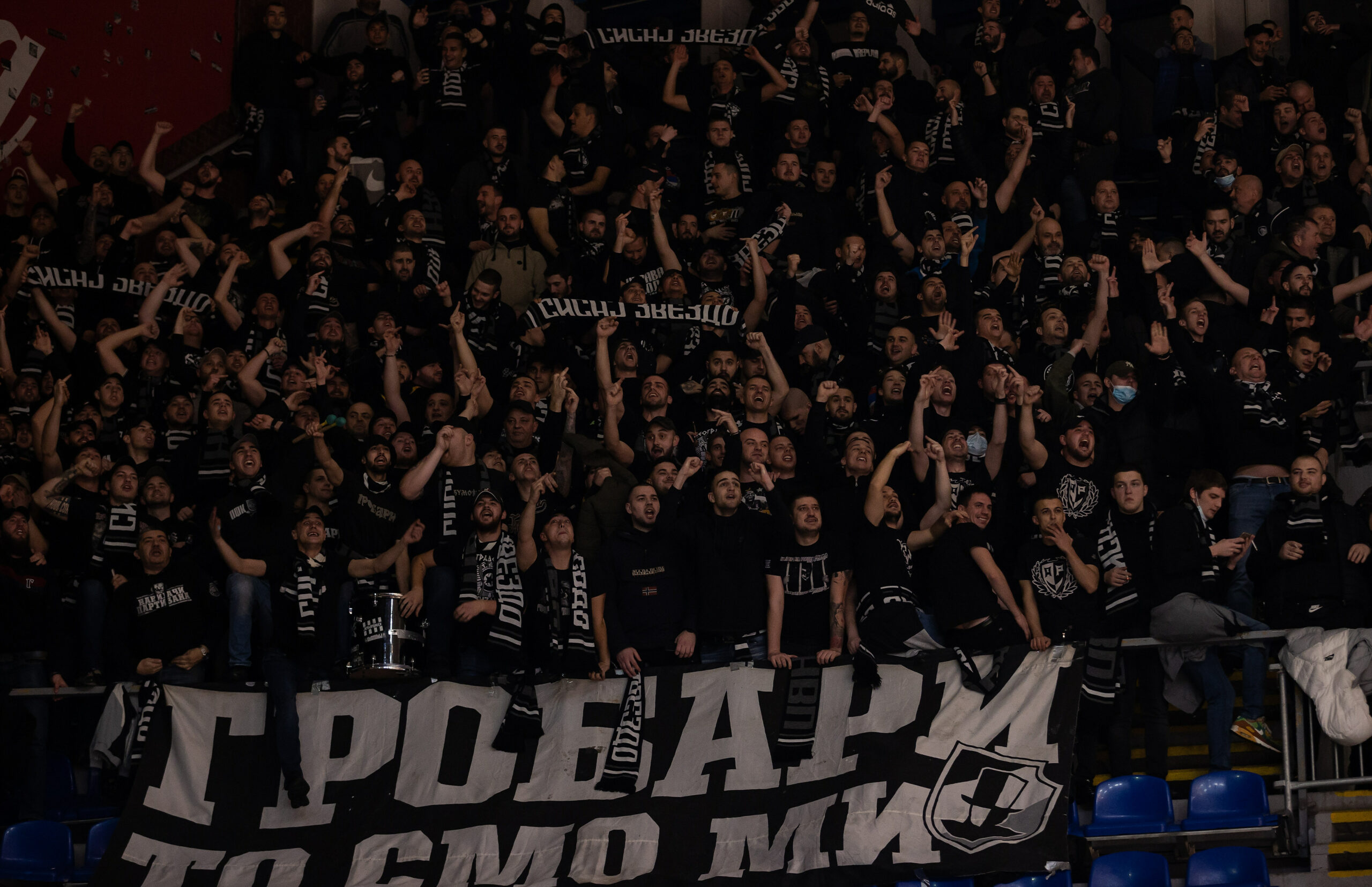 FOTO "Grobari" skandirali Ivanoviću i razvukli transparente, nazivali ...