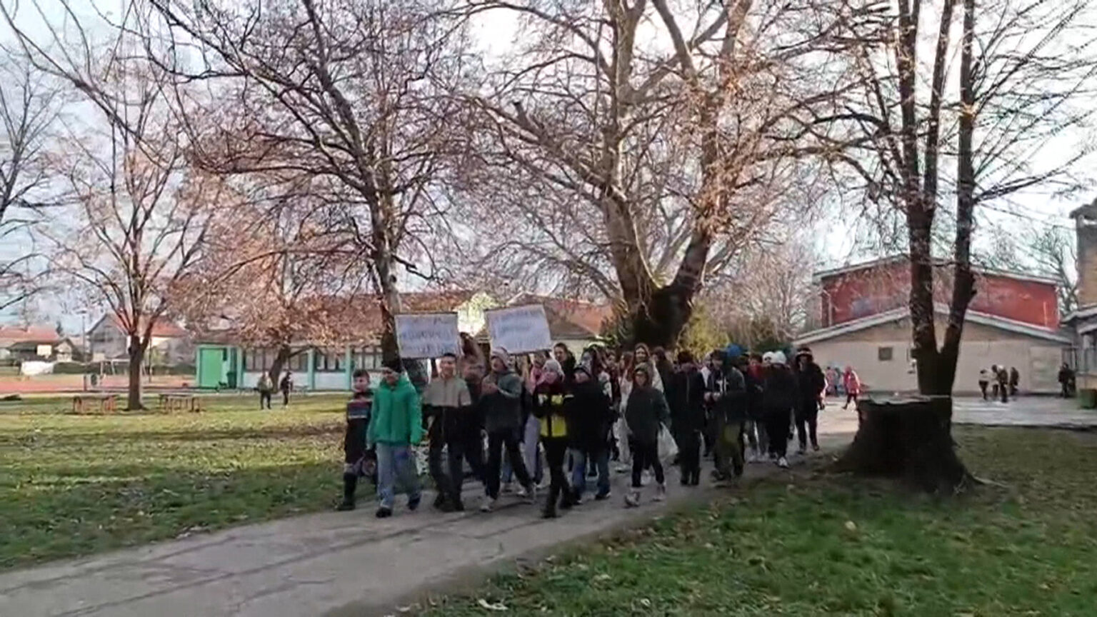 Đaci bojkotovali novu direktorku škole u Omoljici, roditelji najavljuju ...