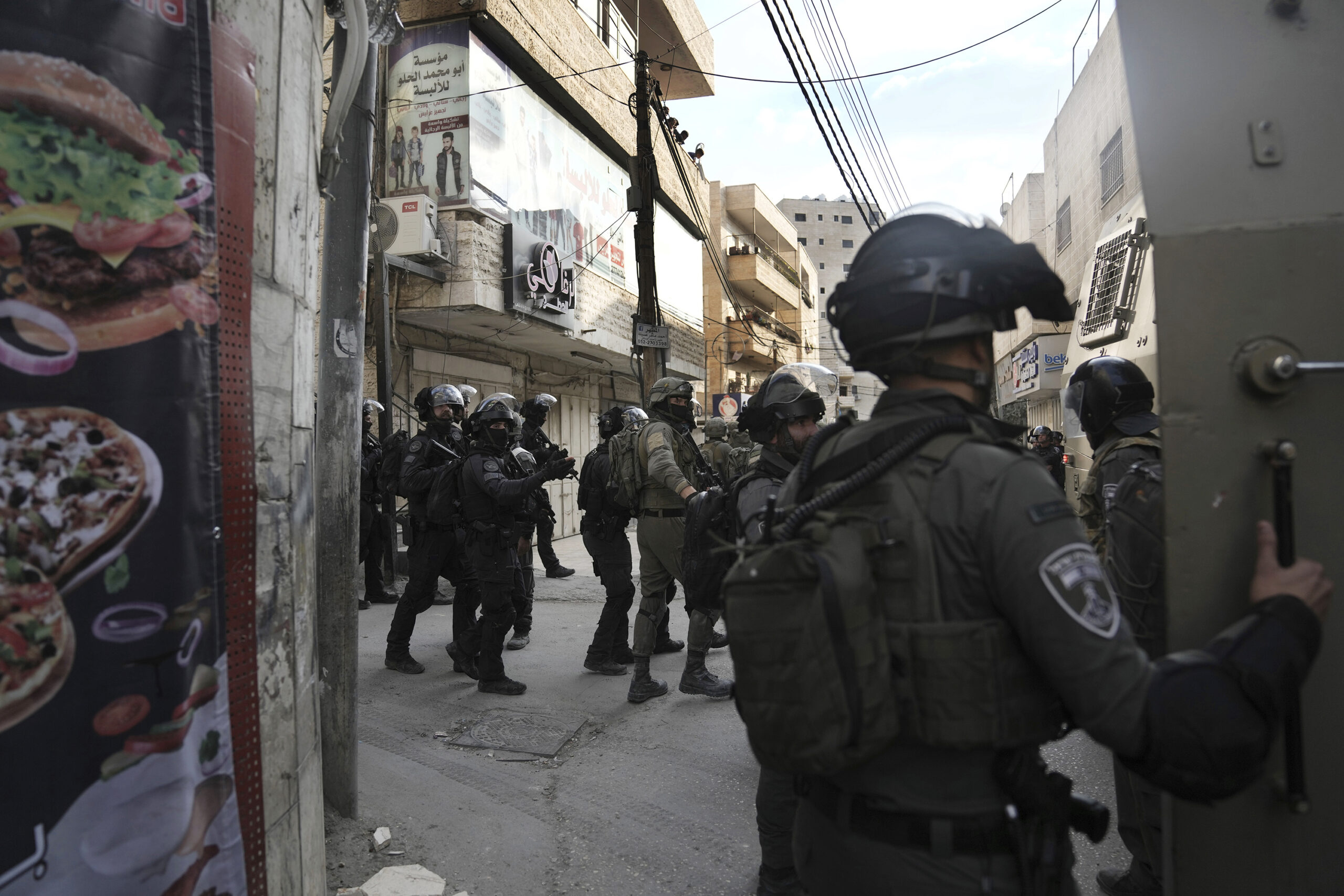 Izraelski vojnici ponovo ubili Palestnica i tinejdžera jer je mahao lažnim pištoljem, srušili ...