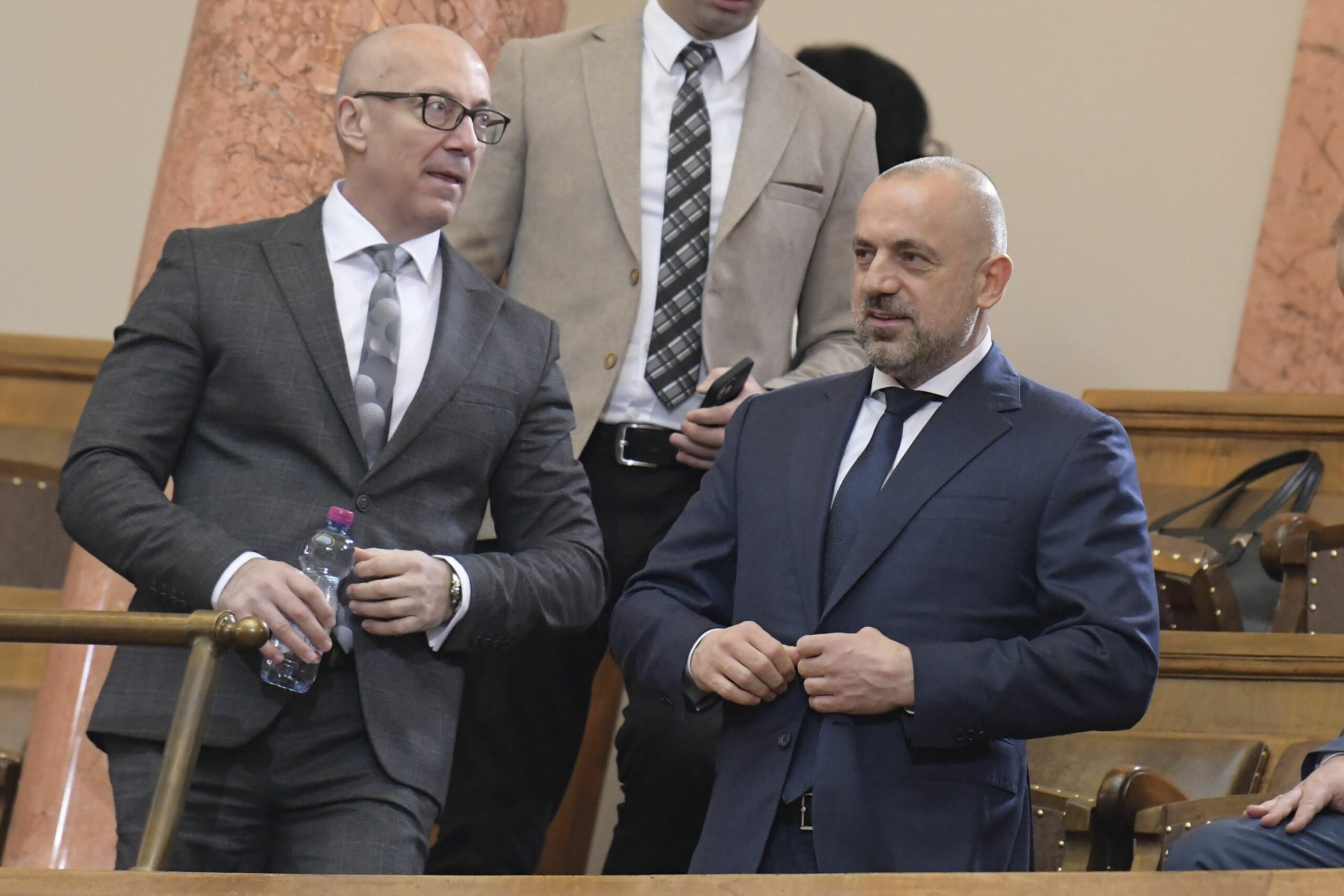 Rakić najmlađem Radoičićevom sinu sa govornice Vlade Srbije: Otac ti je ...