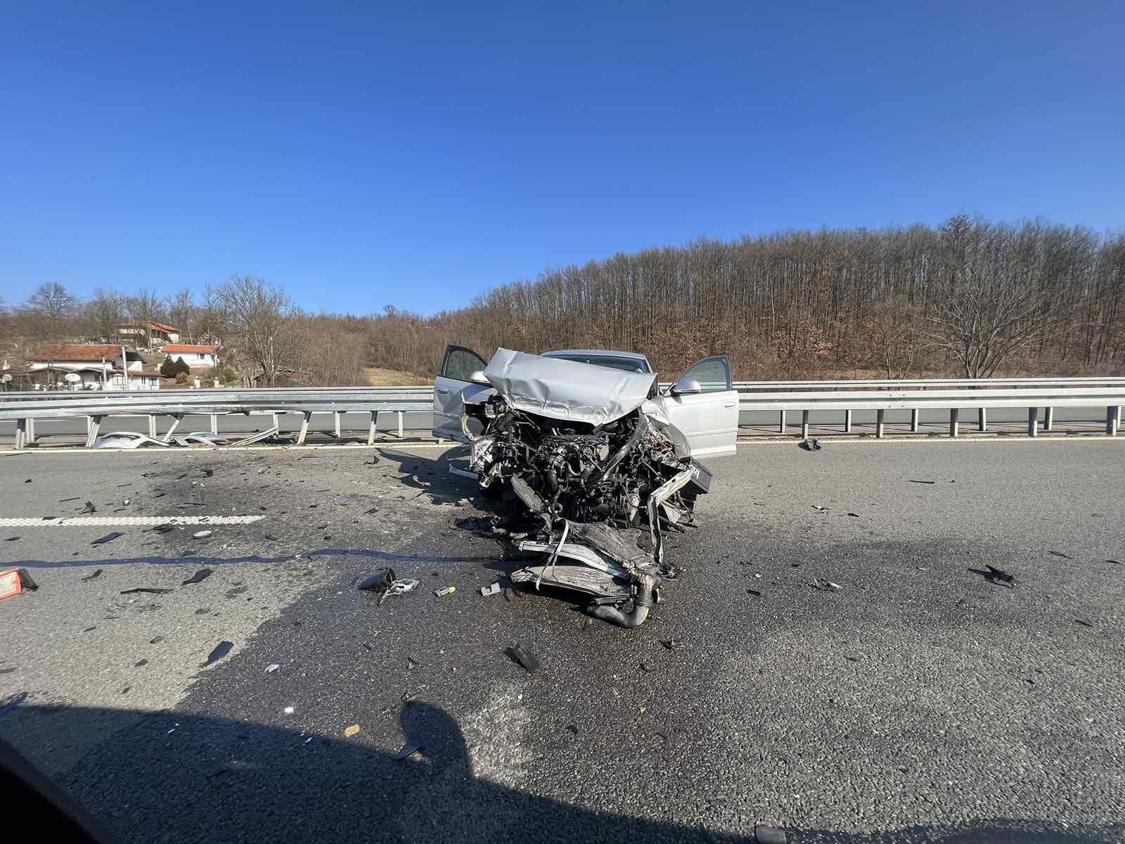 Stravična slika sa auto-puta "Miloš Veliki": Automobil prepolovljen ...