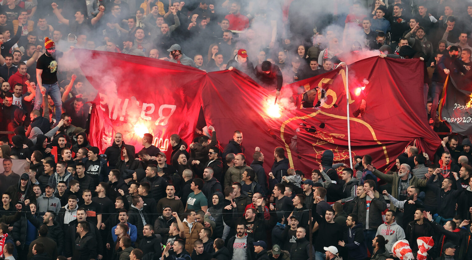 FOTO/VIDEO "Izabrali ste pogrešno društvo": Navijači Zvezde zapalili ...