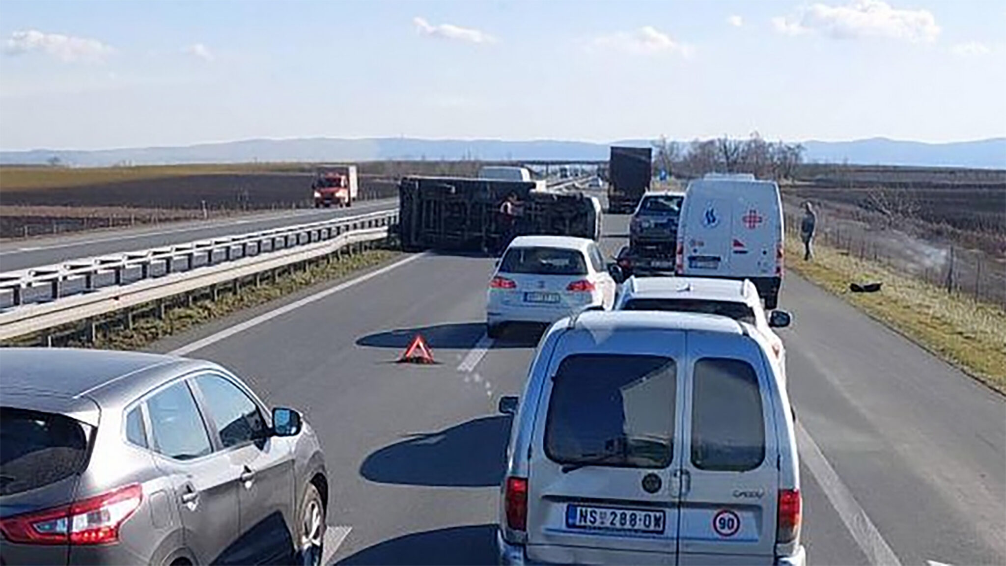 FOTO Nezgoda na auto-putu: Prevrnuo se kamion, preprečio dve kolovozne trake, saobraćaj usporen