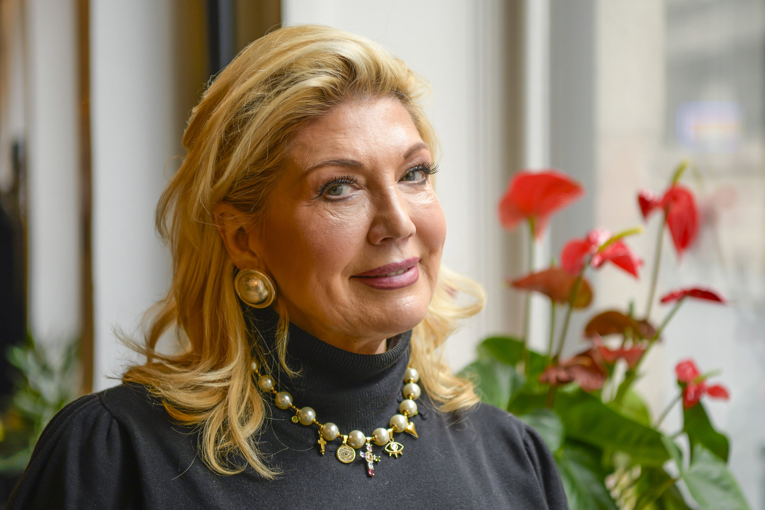 Suzana Mančić u pink kupaćem legla na stenu: Hit fotka poznate ...