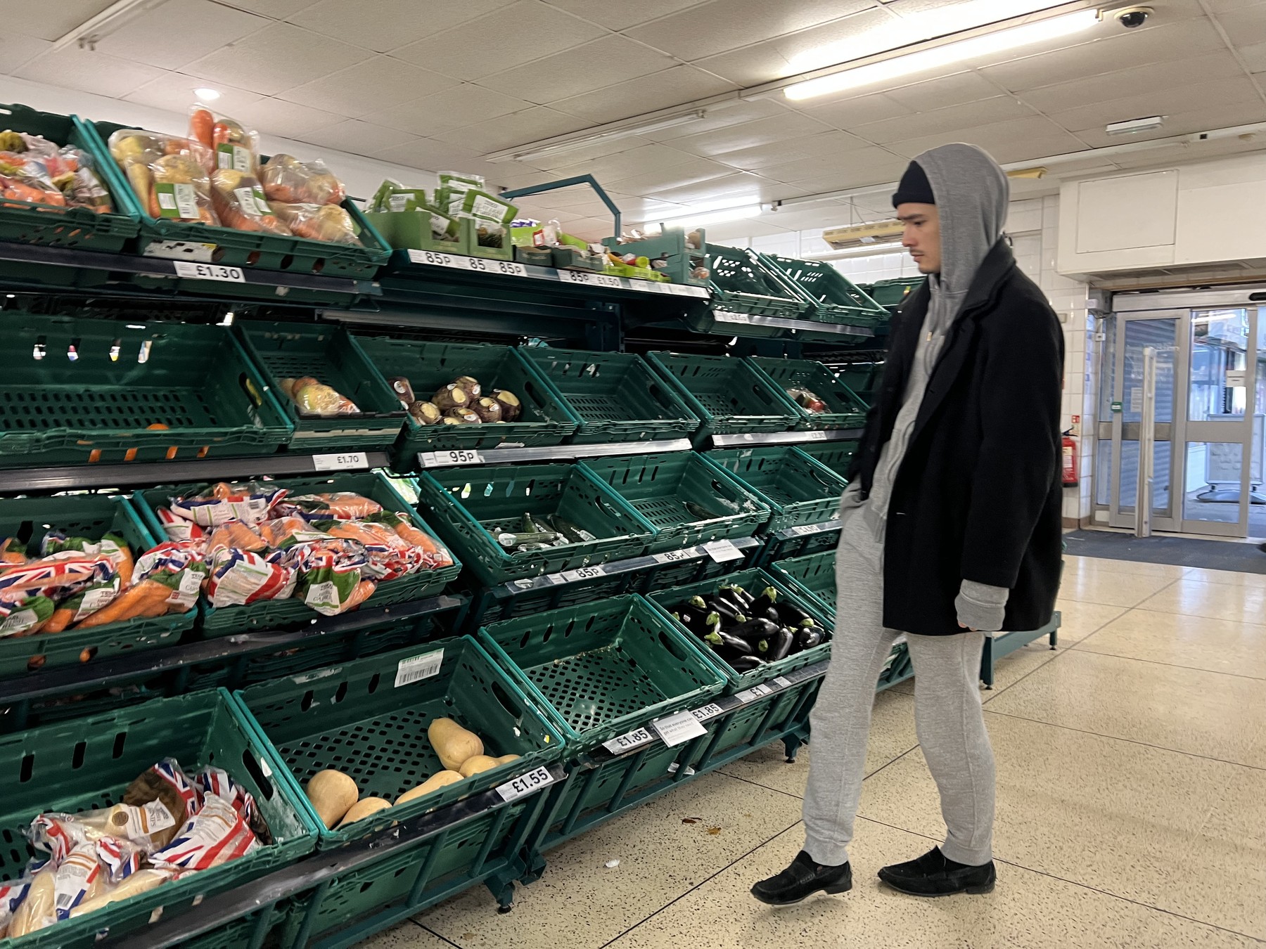 Prazni rafovi u Velikoj Britaniji: Nedostaje paradajza i drugog voća i ...