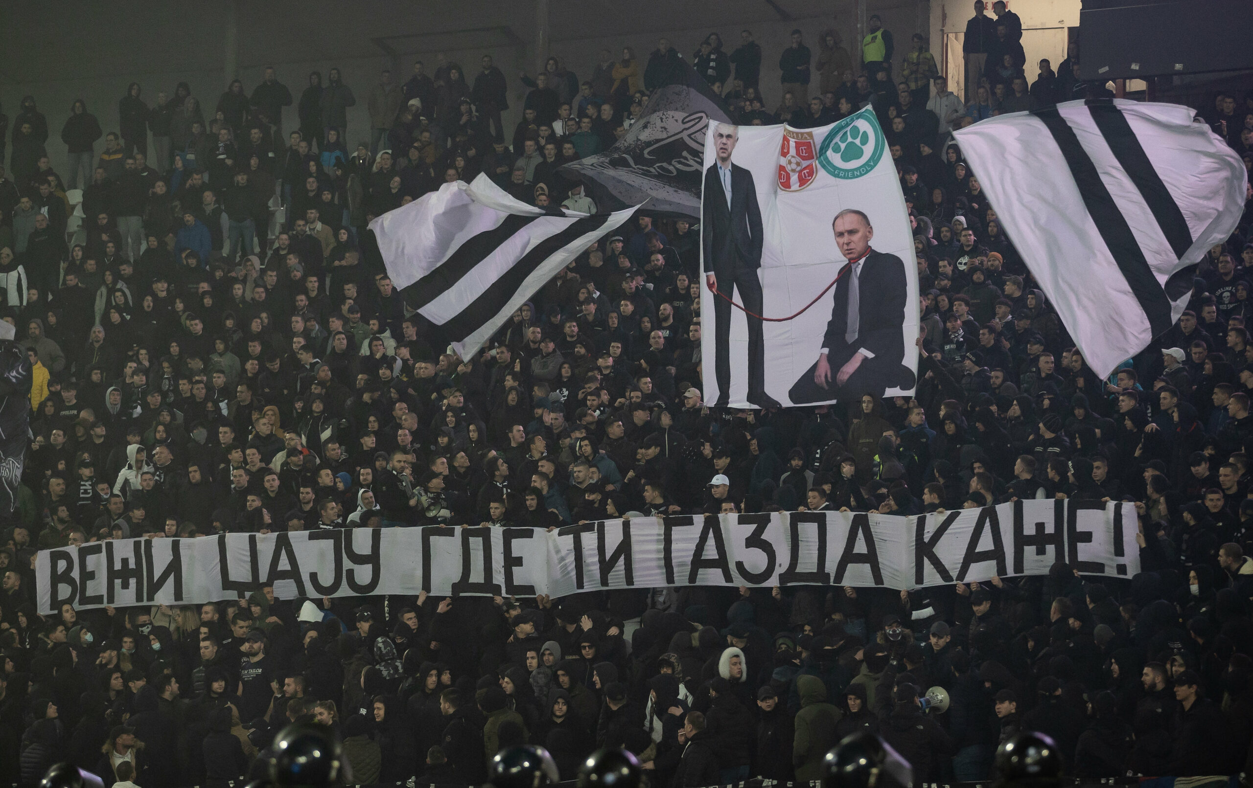 FOTO „Veži Džaju gde ti gazda kaže“: Sraman transparent na derbiju i ...