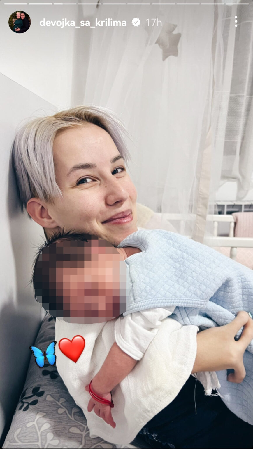 Devojka sa krilima ponovo oduševila sve na društvenim mrežama: Pokazala kako uspavljuje ćerkicu ...