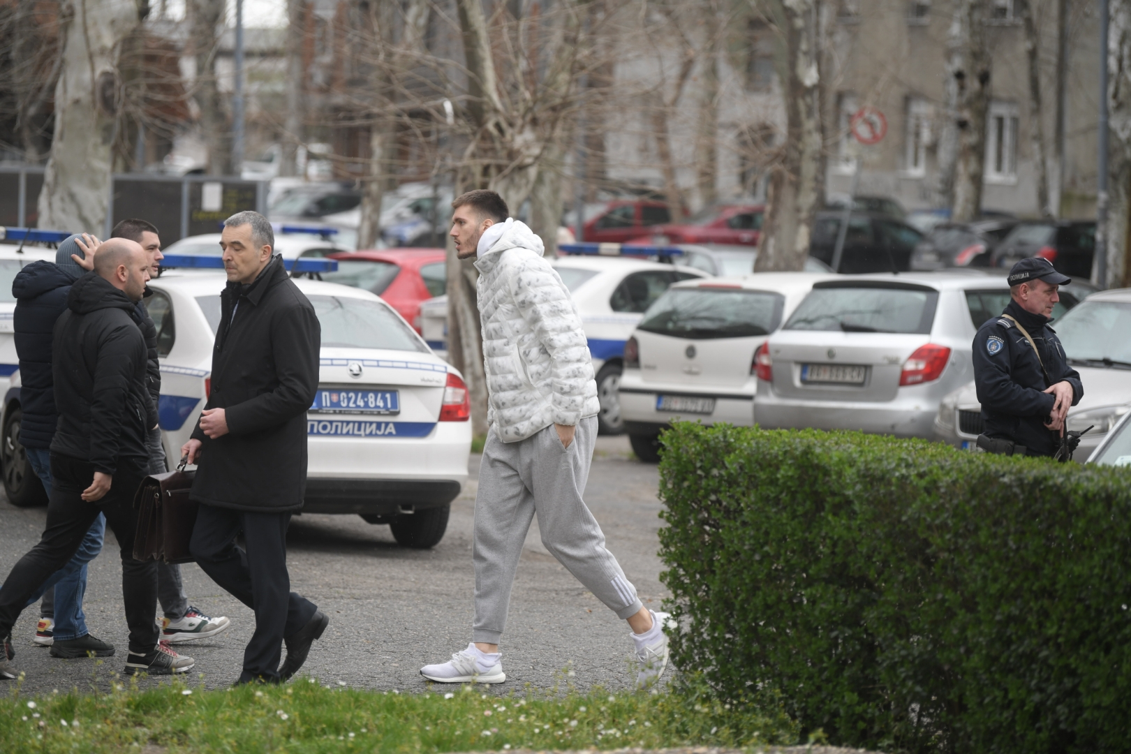 FOTO Petrušev stigao u policiju u pratnji advokata