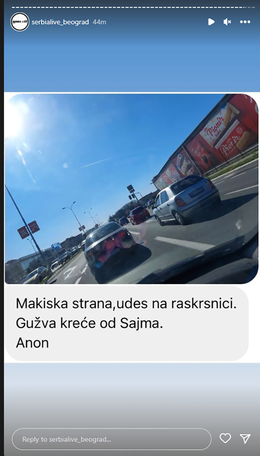 Jeziv sudar kod Ade Ciganlije: Povređen otac i dvoje dece, oboreni semafor i saobraćajni znak FOTO