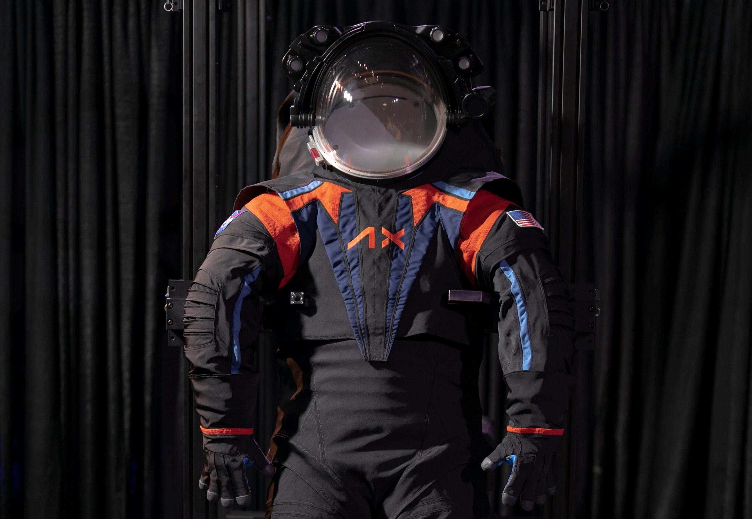 NASA astronauti dobili svemirsko odelo u kom će ići na mesec FOTO, VIDEO
