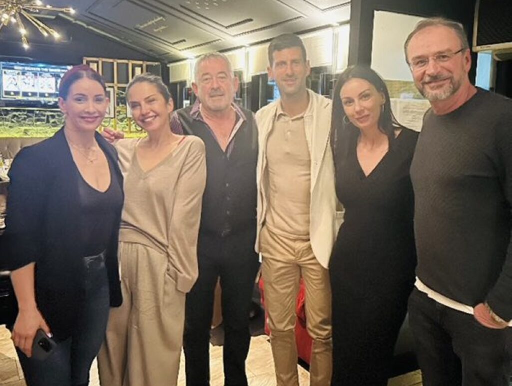 FOTO "Ovaj čovek, uvek i zanavjek": Nole bio u pozorištu, nabacio osmeh ...