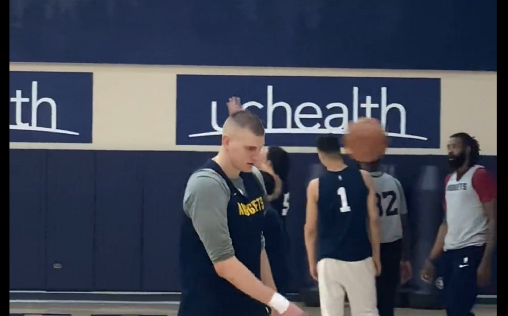 VIDEO Jokić ima novu frizuru za plej-of: Na treningu svi gledali u ...
