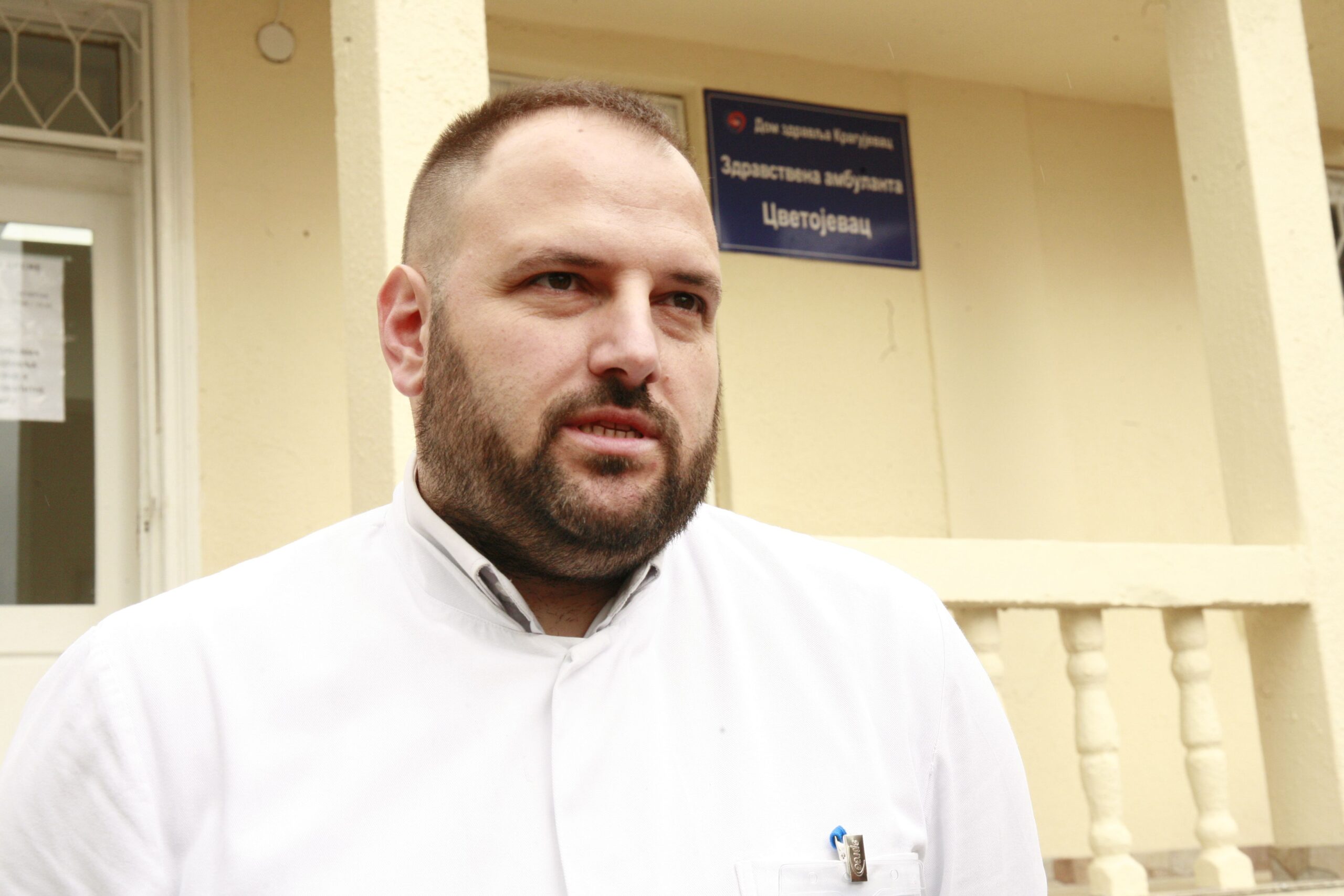 Dr Aleksandar (37) radi u seoskoj ambulanti, zbog posla dnevno putuje ...