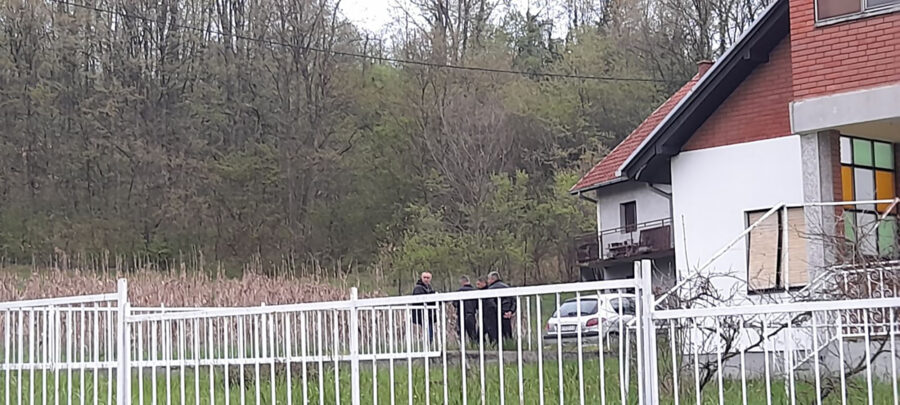 FOTO Prve slike sa mesta teškog ubistva u Čačku: Ovo je kuća u kojoj je muškarac odsekao bratu glavu