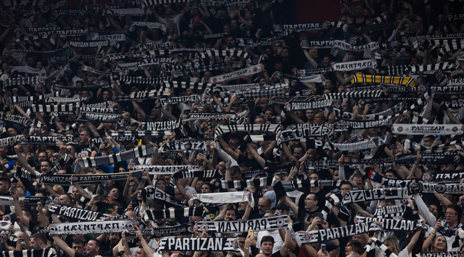 VIDEO "Grobari" u krcatoj Areni vređali Vučića