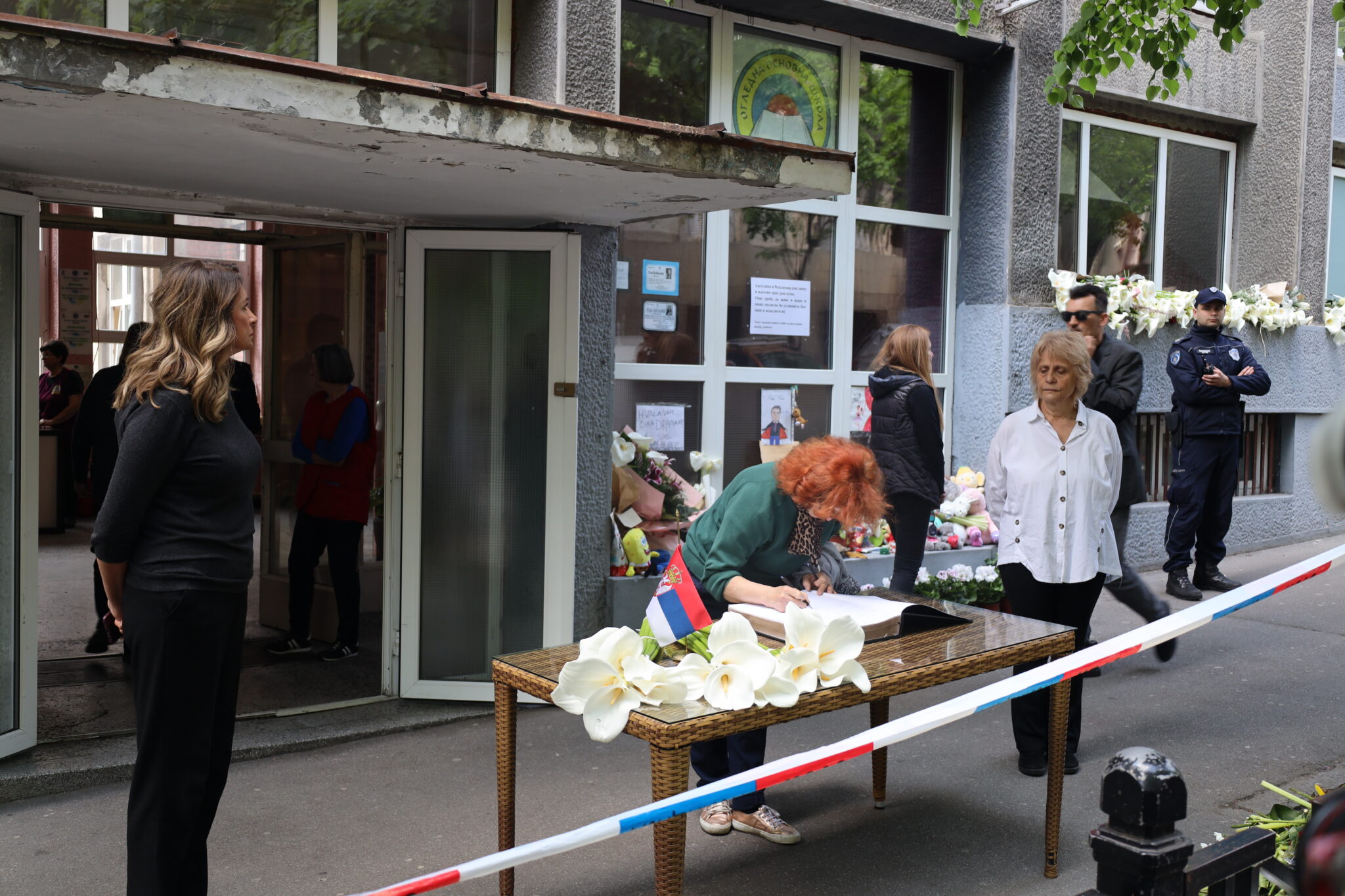 Otvorena knjiga žalosti u školi "Vladislav Ribnikar": Građani se ...