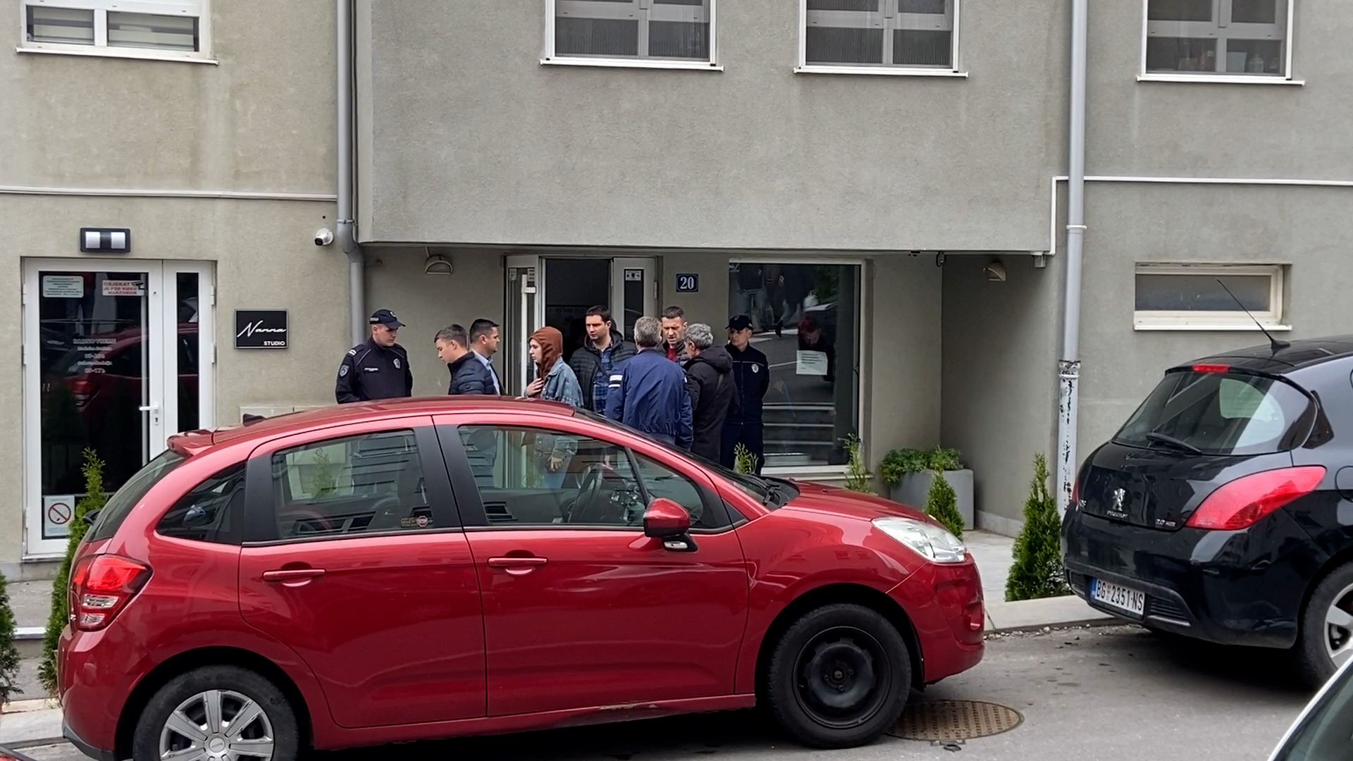 Sestra devojke koja je pronađena mrtva na Zvezdari izašla iz zgrade u suzama: Policija je izvela ...