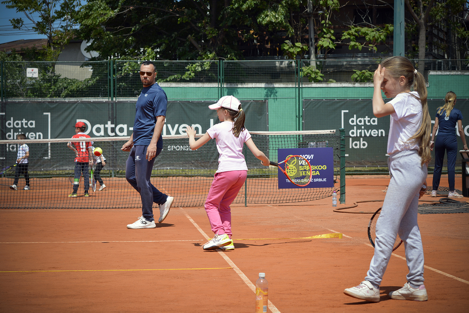 Više od 100 mališana igralo tenis na terenima Zvezde
