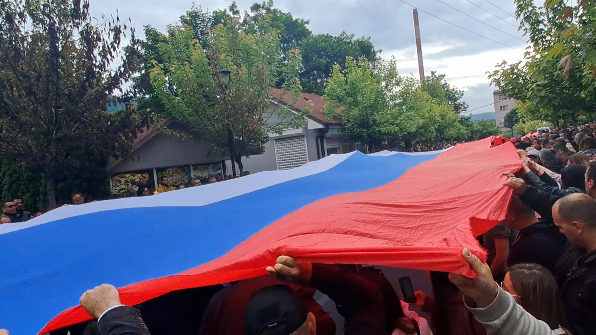 Srpska zastava dugačka 300 metara razvučena ispred opštine Zvečan VIDEO