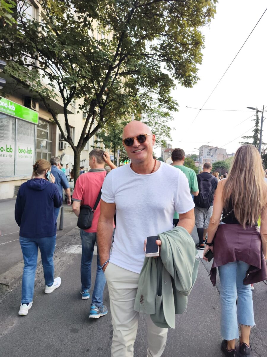 FOTO Aleksandar Milić Mili na protestu "Srbija protiv nasilja": Mora se ...