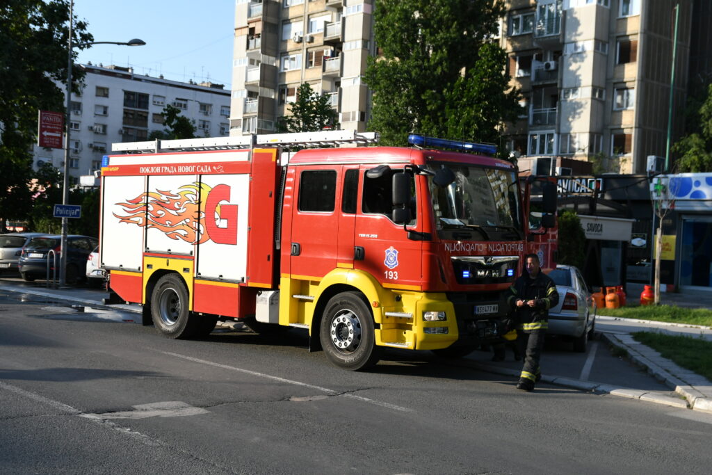 Požar na Trgu cara Lazara u Beočinu, vatrogasci gase dva objekta