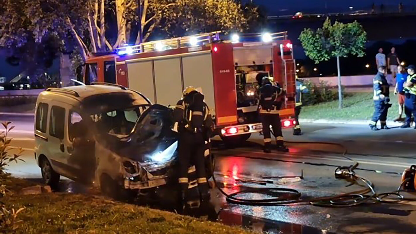 VIDEO Izgoreo automobil u Novom Sadu